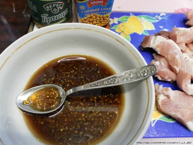 Carne em molho de mostarda com macarrão de arroz