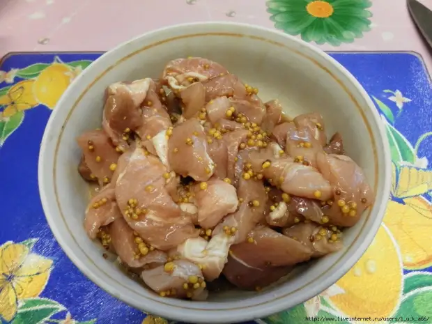 Meat in mustard sauce with rice noodles