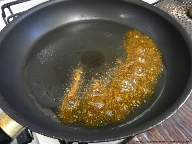 Carne em molho de mostarda com macarrão de arroz