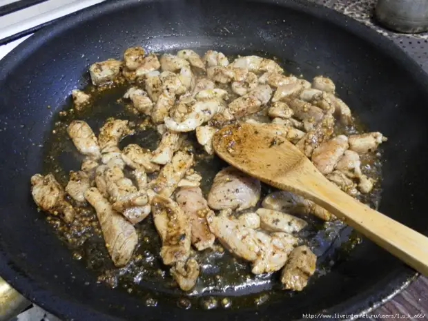 Carne em molho de mostarda com macarrão de arroz