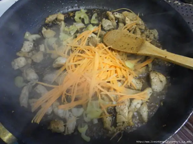 Carne em molho de mostarda com macarrão de arroz