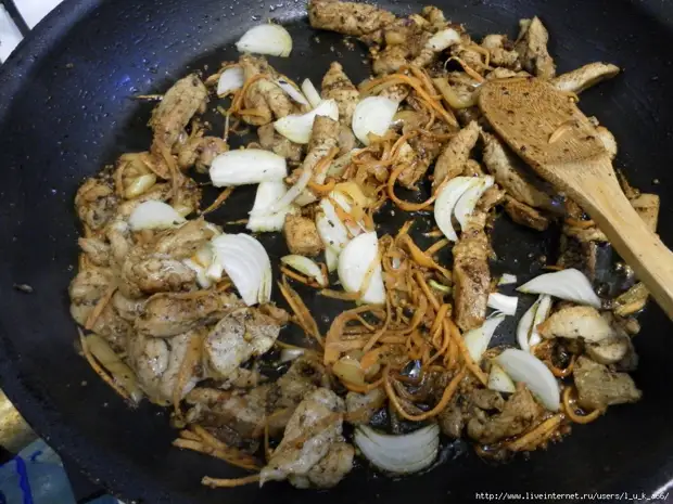 Carne em molho de mostarda com macarrão de arroz