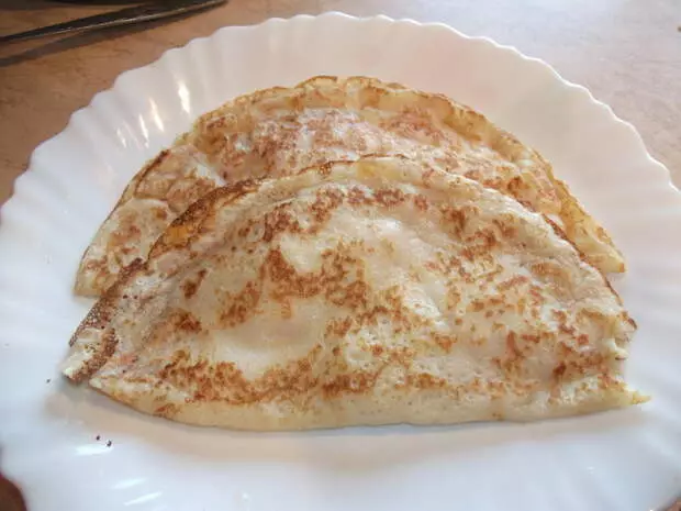 Pancake dengan kefir (yogurt, whey) dengan air mendidih