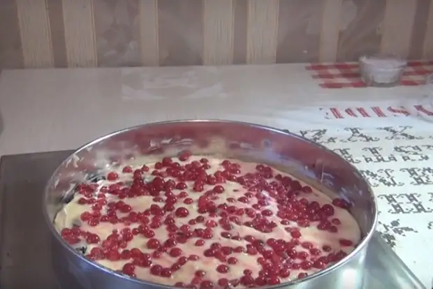 Kuchen mit Beeren auf Sauerrahm