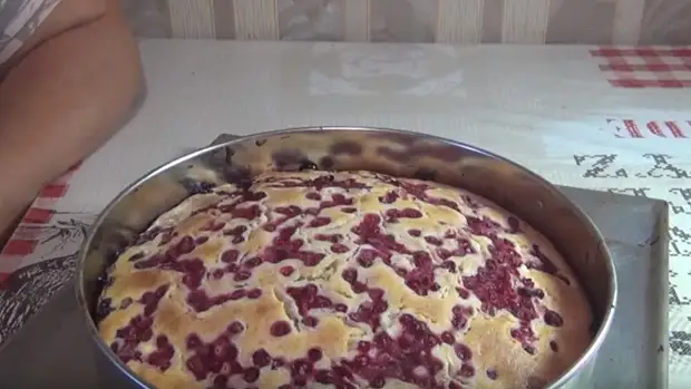 Kuchen mit Beeren auf Milch