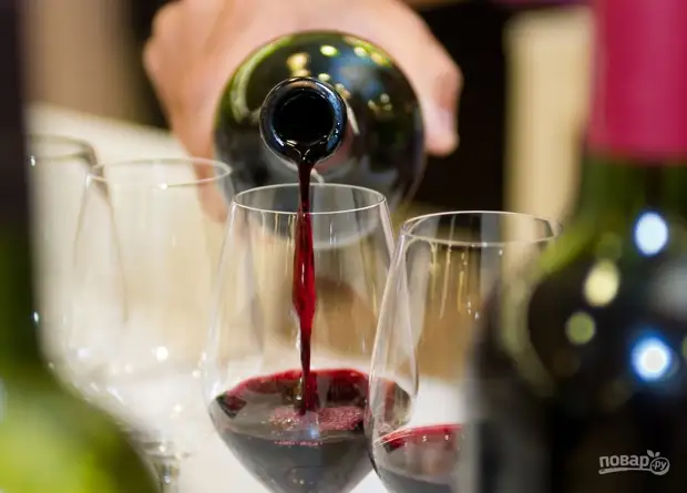 Víno sa naleje do pohárov