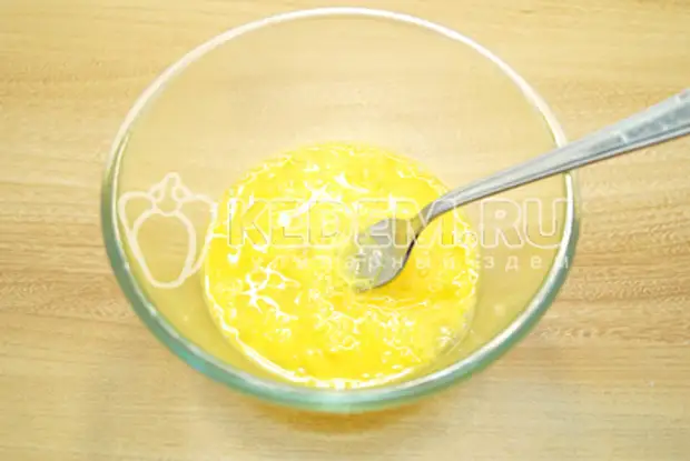 Kocok telur dalam mangkuk.