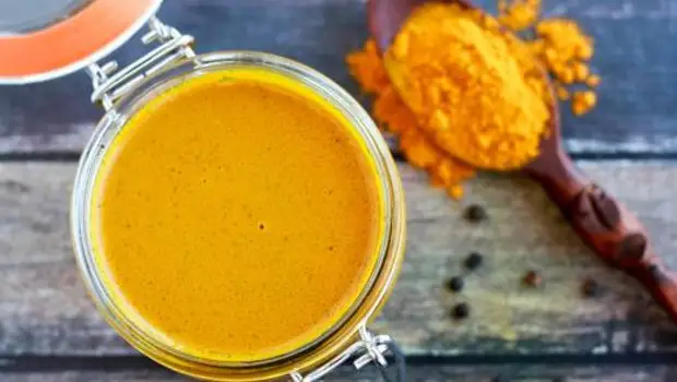 10 vraies raisons de boire de l'eau chaude de curcuma le matin