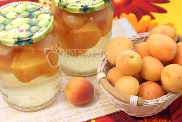 Apricot compote