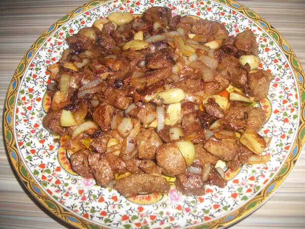 Fegato fritto con cipolle in salsa di soia con aglio