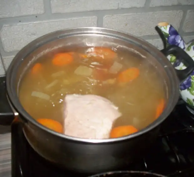 Borscht con rosquillas con bailes de la estufa a la computadora