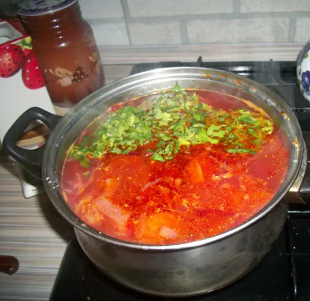 Borscht con rosquillas con bailes de la estufa a la computadora