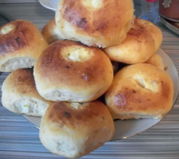 Bortsch avec beignets avec danses du poêle à l'ordinateur