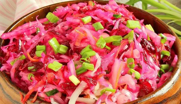 salad với bắp cải và củ cải đường