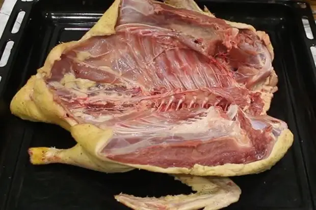 Anatra secca intera. tenera carne gourmet: foto passaggio 1