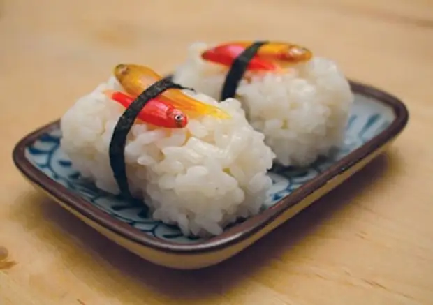 Sushi ku di tariyê de dibiriqe