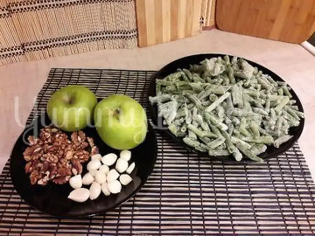 Zaļās pupiņas ar ķiploku, ābolu un valriekstiem - 1. darbība