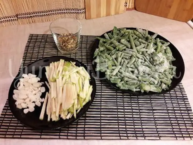 Green beans with garlic, apple and walnuts - step 2