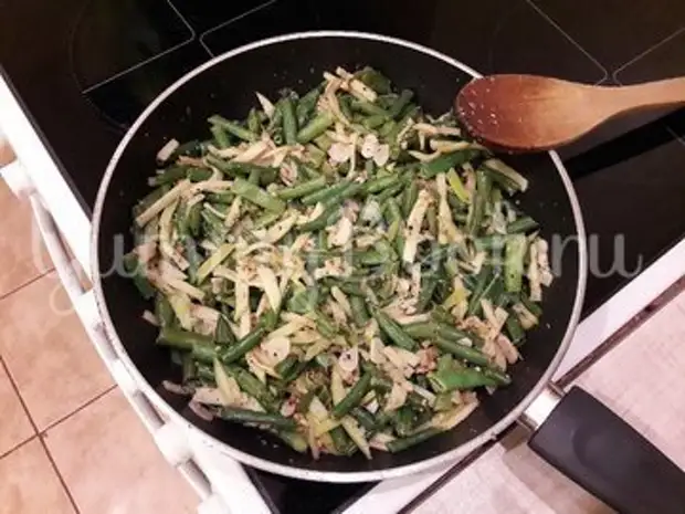 Green beans with garlic, apple and walnuts - step 8