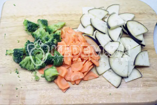 Snijd de aubergine en wortel in plastic en snijd de broccoli in kleinere partjes