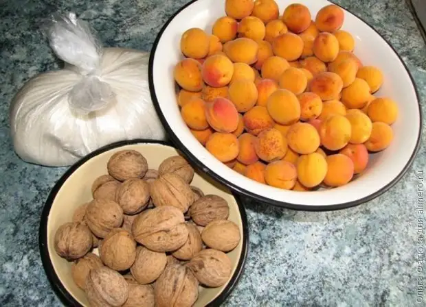 Apricot jam na may mga walnuts