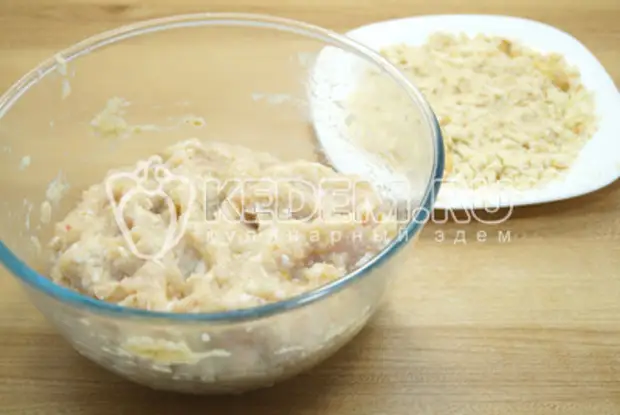 Nun kneten Sie das Hackfleisch und kochen die Semmelbrösel.