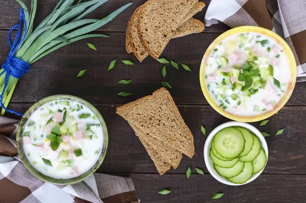 Okroshka lori kefir pẹlu soseji, cucumbers ati alubosa alawọ ewe