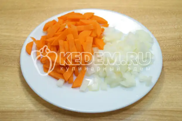 Skrell løk og gulrøtter, hakk løken fint og skjær gulrøttene i terninger.