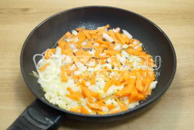 Smažte cibuli a mrkev na pánvi s rostlinným olejem, 1-2 minuty.