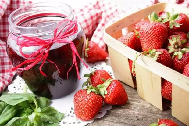 Mermelada de fresa con menta, canela y albahaca