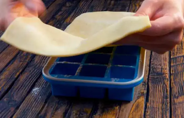 Mga mini pizza sa ice cube tray