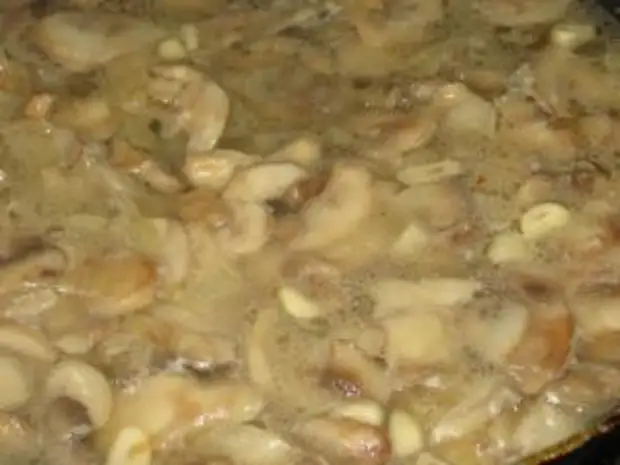 Khoho e nang le li-mushroom sauce