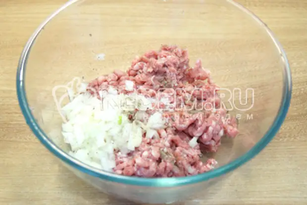 Put the minced meat in a bowl, add finely chopped onions, salt and pepper.