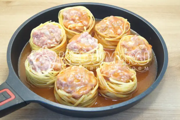 Pour tomato filling on top of the nests.