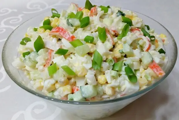 Salgadinhos e saladas com palitos de siri