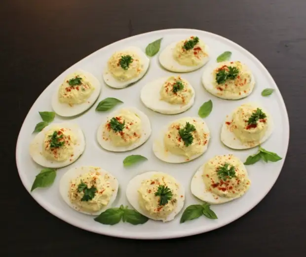 Η ιστορία των πιάτων της Πρωτοχρονιάς: γεμιστά αυγά και μαγιονέζα