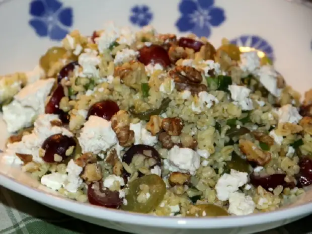 Üzüm bilen däneli salat