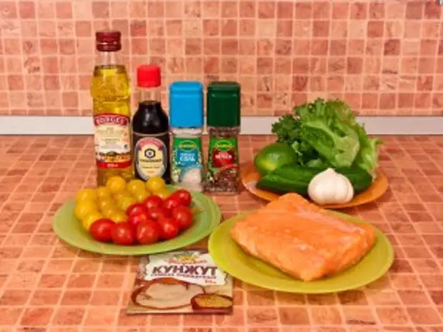 Salad na-eghe salmon na akwụkwọ nri. Efrata