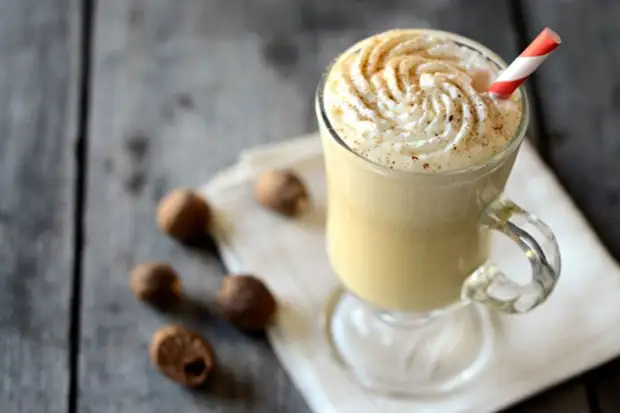 Eggnog: สูตรกาแฟ ผลไม้ และแอลกอฮอล์