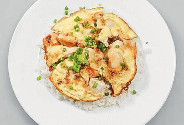 Oyakodon - telur dadar Jepun dengan nasi dan ayam