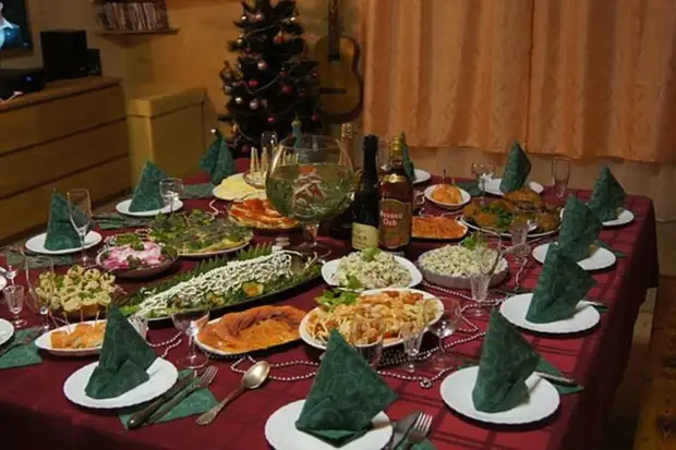 Ako vyzdobiť novoročný stôl - 2021: dekorácia riadu a dekorácia stola