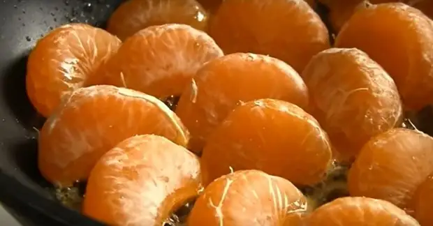 അടുപ്പത്തുവെച്ചു tangerines കൂടെ കപ്പ് കേക്ക്