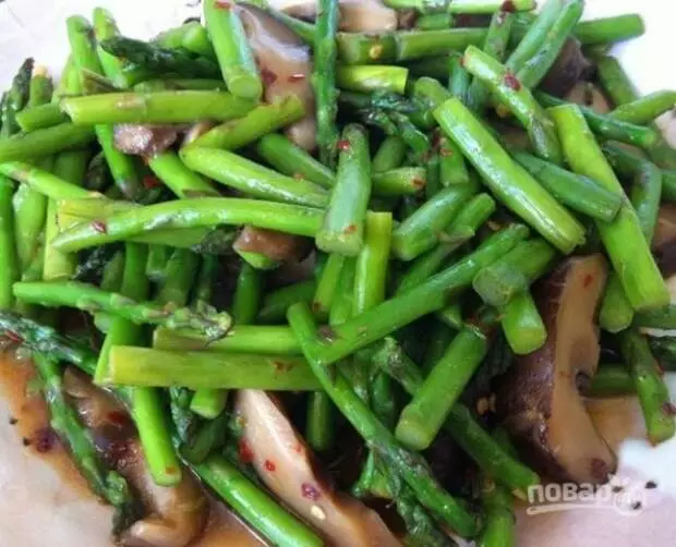 I-asparagus enamakhowe e-stir-fry