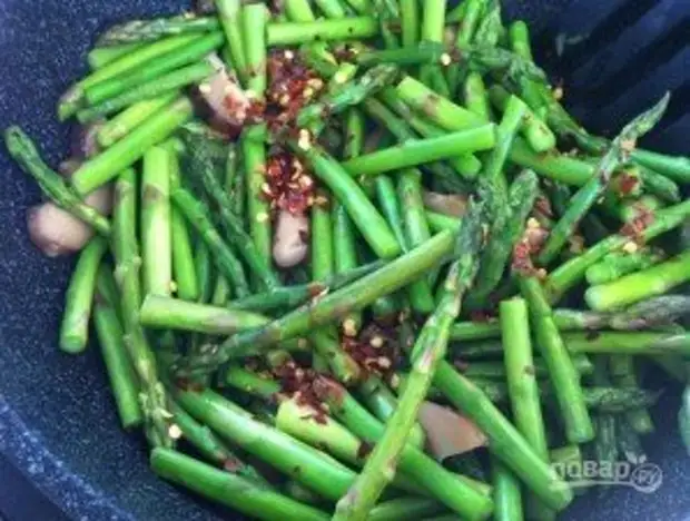 Spargel mat frittéiert Champignonen - Foto Schrëtt 3