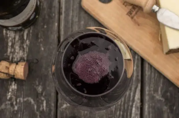 6 PLEJ BONAJ KOMUNIĜOJ DE FROMAĜO KAJ VINO