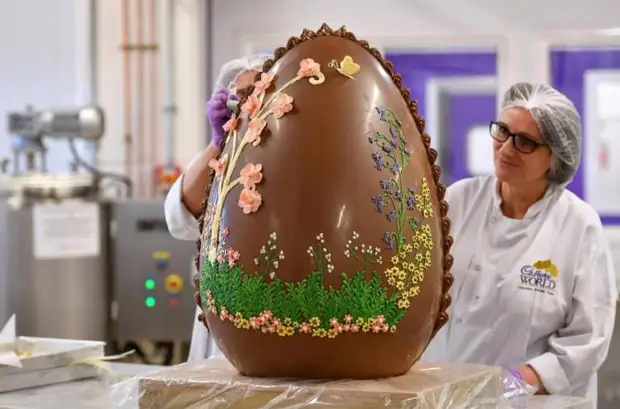 Britanski slaščičarji so si upali narediti 50 kg čokoladno velikonočno jajce
