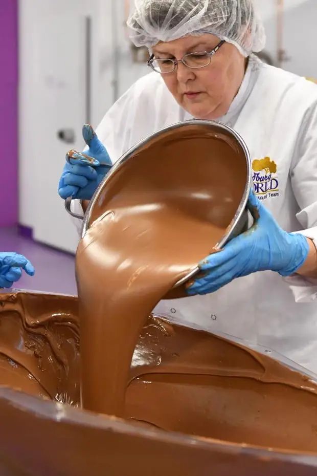 英国のパティシエはあえて50kgのチョコレートイースターエッグを作りました