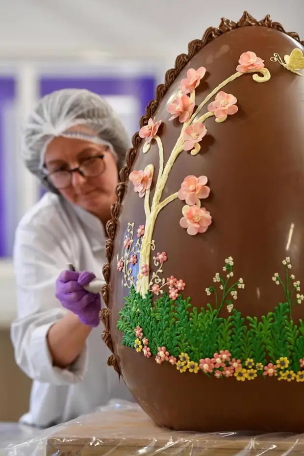 英国のパティシエはあえて50kgのチョコレートイースターエッグを作りました