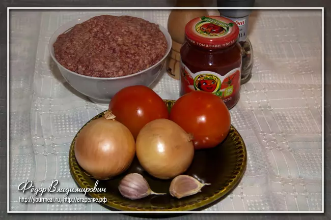 Molho de tomate e carne para macarrão.