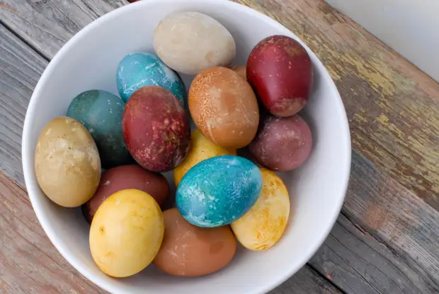 Uma maneira ecologicamente correta de colorir ovos de Páscoa em tons pastéis